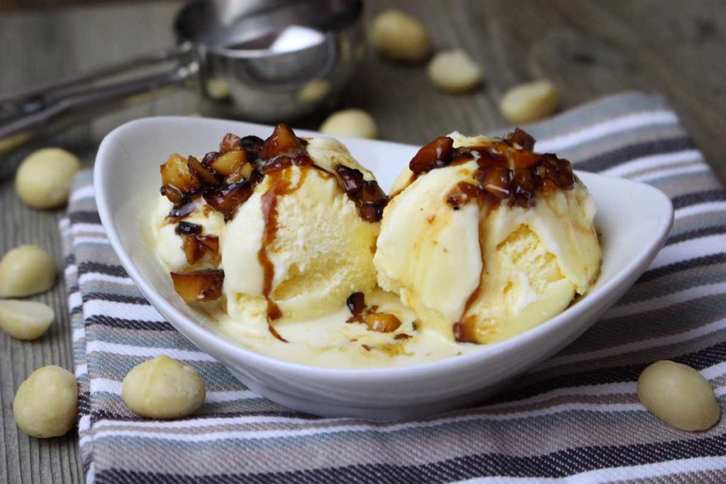 Helado de vainilla sin lactosa con nueces de macadamia caramelizadas ...