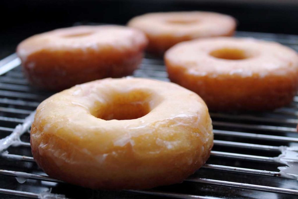 Donuts caseros sin lactosa con glaseado de azúcar (idénticos a los ...