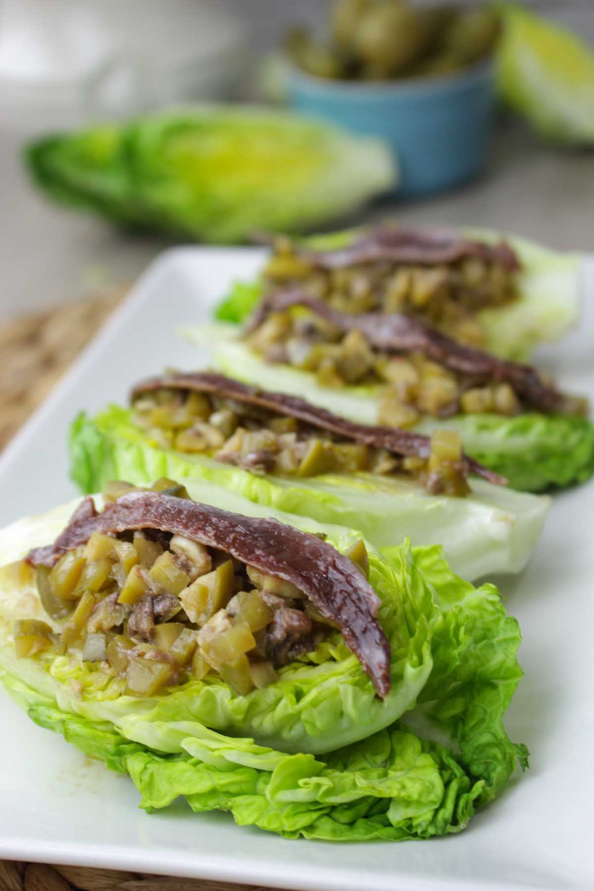 Cogollos de lechuga con anchoas, ajo y vinagreta de encurtidos ...