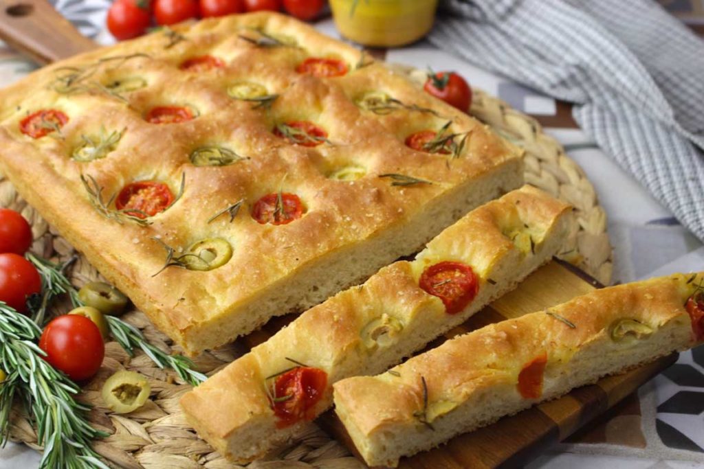 Focaccia de tomates y aceitunas | Trucos para una focaccia italiana ...