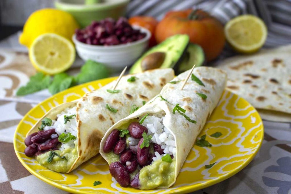 Burritos vegetarianos de arroz y frijoles con guacamole y menta ...