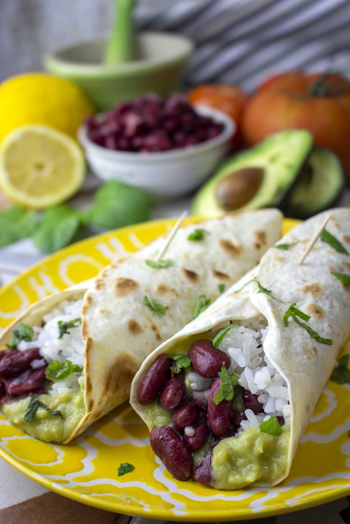 Burritos vegetarianos de arroz y frijoles con guacamole y menta ...
